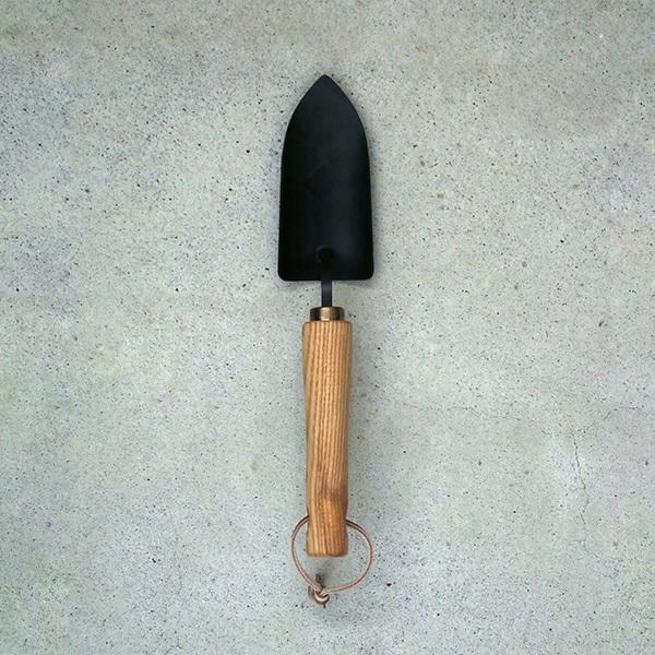 草花の移植をしたり、苗を植え付ける時などに使う道具。土を掘り起こしたり雑草の根を切るのにも使う、使用頻度の高い道具です。土を掘る、耕す、雑草を取る、根を切る、ご家庭でのさまざまな園芸作業にお使いいただけるプロ仕様の移植ゴテです。先端は片刃包...