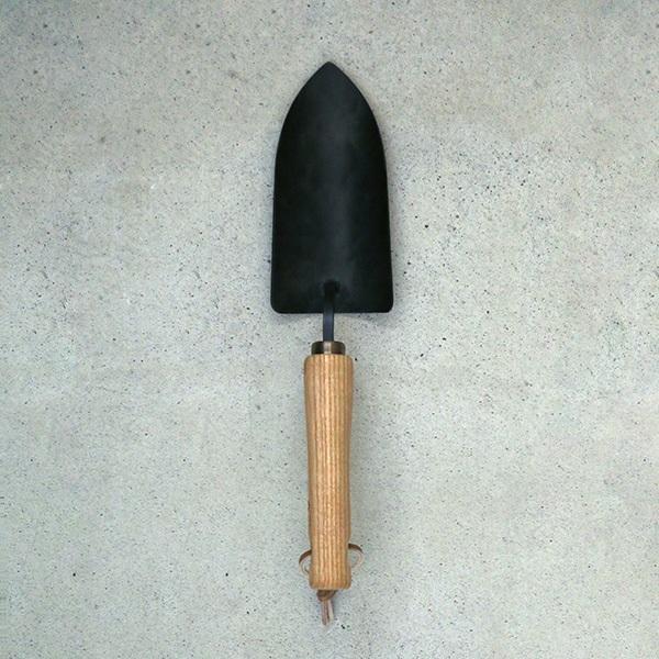 草花の移植をしたり、苗を植え付ける時などに使う道具。土を掘り起こしたり雑草の根を切るのにも使う、使用頻度の高い道具です。土を掘る、耕す、雑草を取る、根を切る、ご家庭でのさまざまな園芸作業にお使いいただけるプロ仕様の移植ゴテです。先端は片刃包...