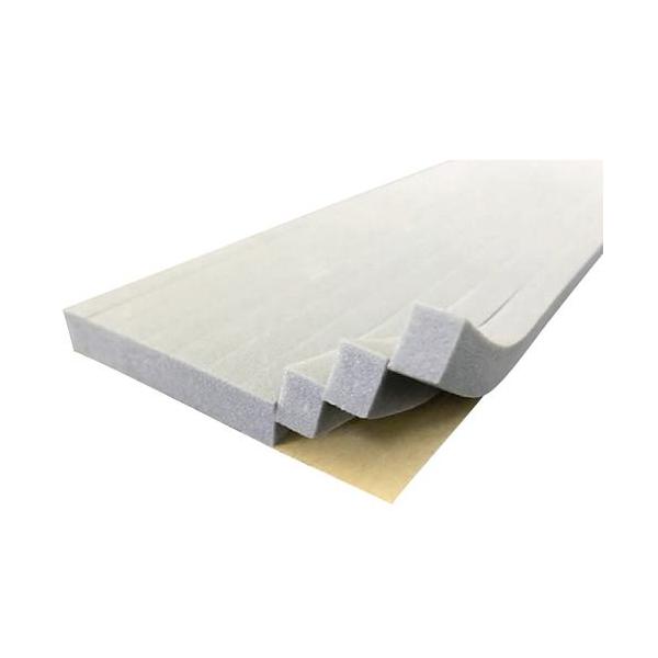 片面粘着付の発泡角目地材です。[用途]目地材、型枠部材。[機能]建物などを建てるにあたって、土台や柱などの型枠にコンクリートを打ち込む際にお使いいただけます。離形紙がつながっているので数えやすく、在庫管理がしやすいです。[仕様]●サイズ：厚...