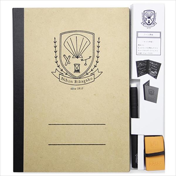 A5サイズのノート型黒板です。[用途]黒板。[機能]一見普通のノートのように見えますが、木でできたノートをひらくと中面が黒板になっています。ノートのように書き留めたり、開いて置いても安定感があります。付属のの手を汚さないチョークホルダーは黒...