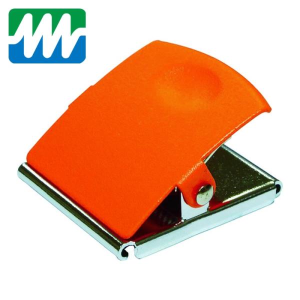 mitsuya マグネット式クリップ|特長:裏面全体の高性能滑り止めシートでしっかり保持するので、滑りにくく、相手面を傷つけません。 表面のくぼみと丸いエッジで、指にやさしいデザインです。