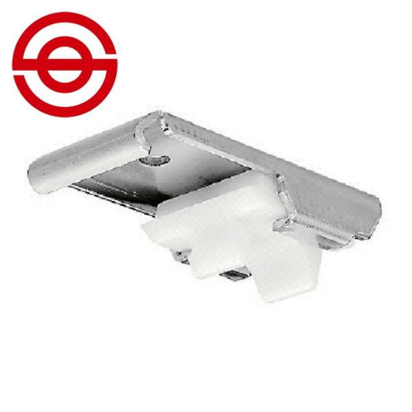 岡田 カーテンレール用オプション|特長:D30レール・隙間シートレール用ブラケットです。 ブラケットはレールを構造物に取り付ける受け金具です。 レールをブラケットにワンタッチ(工具不要)で取付可能です。