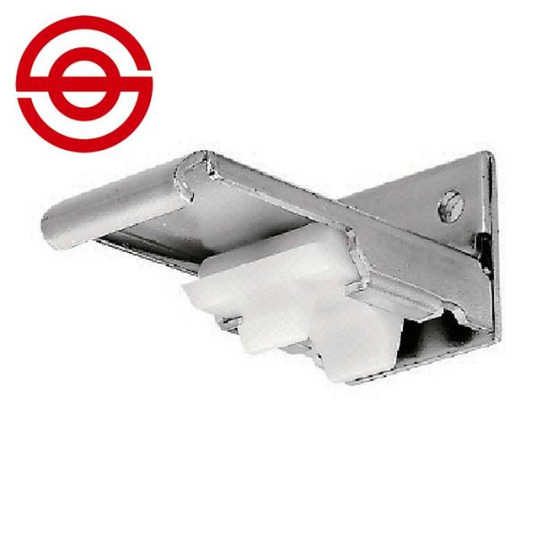 岡田 カーテンレール用オプション|特長:D30用機能レール・隙間シートレール用ブラケットです。 ブラケットはレールを構造物に取り付ける受け金具です。 レールをブラケットにワンタッチ(工具不要)で取付可能です。