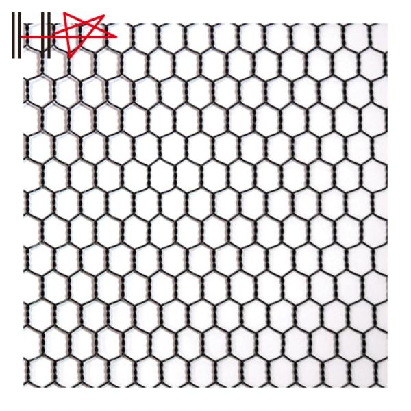 特長●工作など小さい加工に向いたサイズです。●隣接する2本の線が捻り合わさって亀甲状に六角に網目を形成した金網です。●線の一部が破断しても破断部が裂け広がりづらい特性を持ち、軽量で目動きが少なく加工が簡単です。●ビニール被膜線（なまし鉄線に...