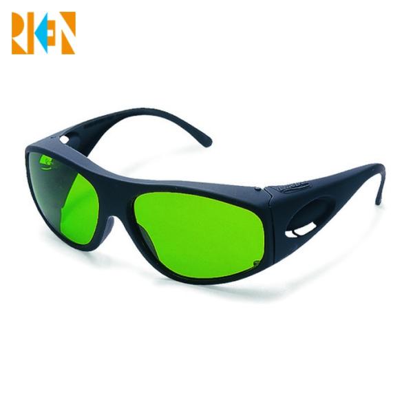 リケン 遮光メガネ(ガス溶接作業用)|特長:周辺光が入りにくいアイカップ型めがねです。 通気性に優れたベンチレーションシステムを採用しています。 金属部品不使用のため、あらゆる作業環境で安全にお使いいただけます。