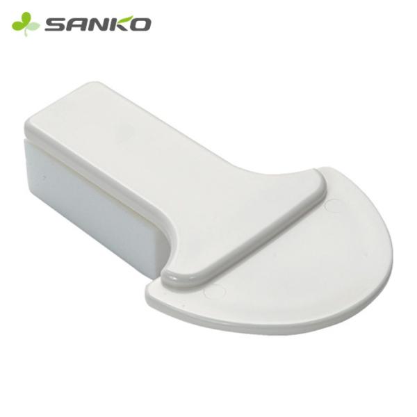 サンコー トイレ用品|特長:手を汚さず便座を持ち上げられるので衛生的です。 粘着テープで簡単に取り付けできます。 便座裏側の形状に合わせることができる。