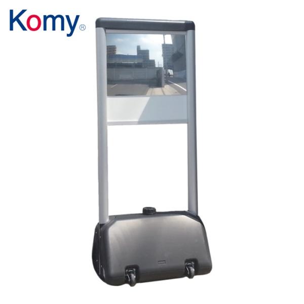 Komy 屋内外両用安全ミラー|特長:ミラーが設置できない場所に、移動も便利なキャスター付です。 出っ張らないので違和感のないデザインです。 道路の死角から来る人や自転車などを確認できます。