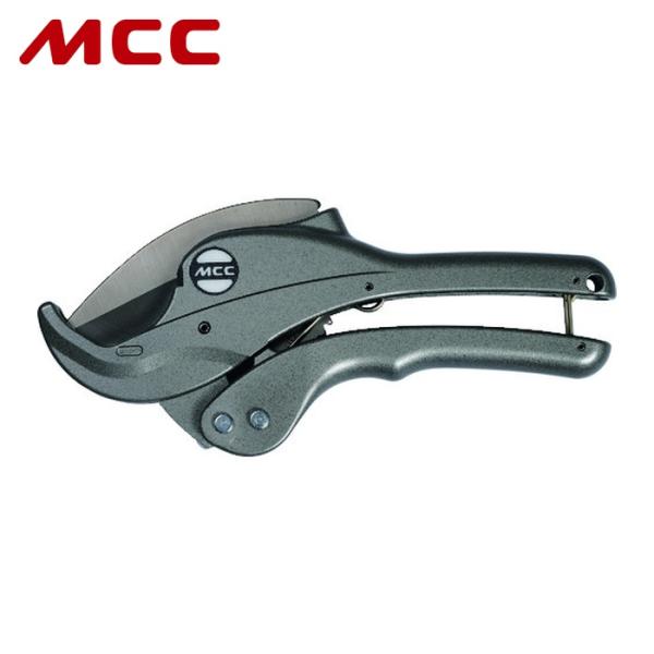 MCC 塩ビ管カッター|特長:刃に特殊コーティングを施し、切り終わりまで軽く滑らかな切れ味を実現、さらに切れ味超軽快になって登場しました。 独自のワンタッチオープン機構により、硬質ポリ塩ビ管、ポリエチレン管を楽々切断可能です。 ダイキャスト...