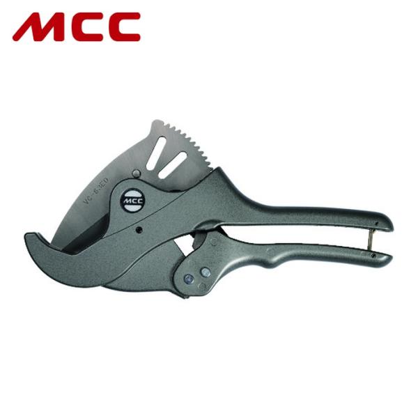 MCC 塩ビ管カッター|特長:刃に特殊コーティングを施し、切り終わりまで軽く滑らかな切れ味を実現、さらに切れ味超軽快になって登場しました。 独自のワンタッチオープン機構により、硬質ポリ塩ビ管、ポリエチレン管を楽々切断可能です。 ダイキャスト...