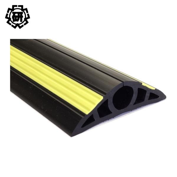 ・衝撃に強い弾性特殊配合樹脂製で、中に入れた電線をしっかりと守ります。・耐候性に優れ、屋外使用にも適しています。・屋外作業現場での電線などの保護に。・工場など屋内外の配線の保護に。・色:ブラック(黄色ライン入り)・幅(mm):100・長さ(...