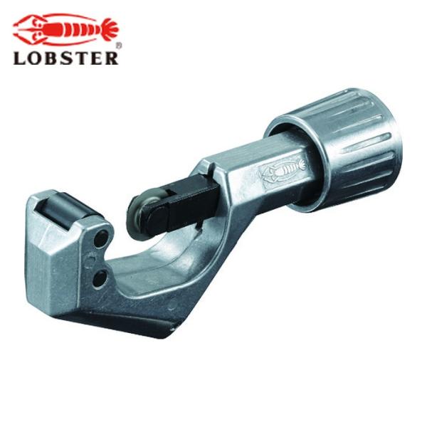 エビ チューブカッター|特長:丸刃は特殊工具鋼に完全熱処理してあるので、切れ味および耐久性は抜群です。 ノブにスペア用替刃付です。 特殊アルミ合金製で軽く、パイプ切断が簡単にできます。