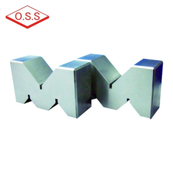 特長●V溝は90°に仕上されており円筒の簡易検査、丸棒のケガキなどに使用します。●2個1組、一体加工となっております。●精度は機械仕上とA級仕上(各面の平行度、±直角度、底面とV溝の平行度)です。●100mm以上のA級仕上は研磨仕上後、キサ...