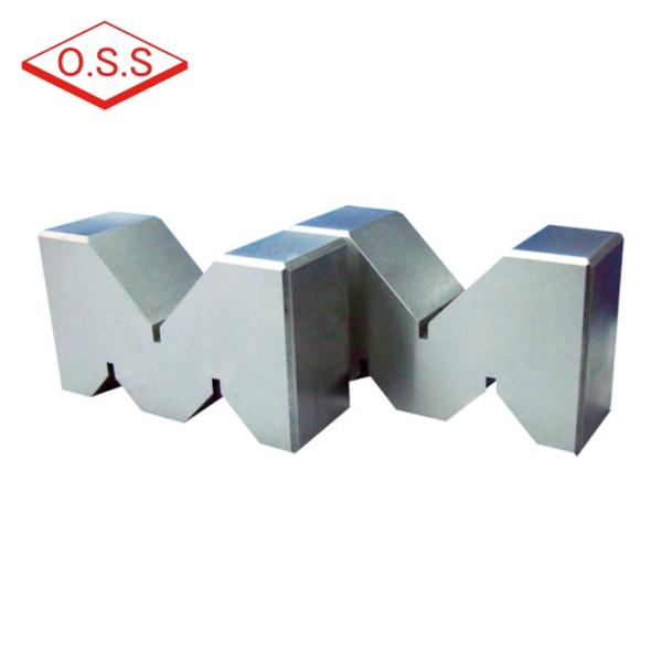 特長●V溝は90°に仕上されており円筒の簡易検査、丸棒のケガキなどに使用します。●2個1組、一体加工となっております。●精度は機械仕上とA級仕上(各面の平行度、±直角度、底面とV溝の平行度)です。●100mm以上のA級仕上は研磨仕上後、キサ...