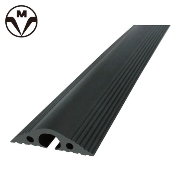 マサル ケーブルカバー(床用)|特長:屋外・屋内を選ばず設置可能な耐侯性素材を使用しています。 上両側・下面に凹凸が入ったすべりにくい構造で安全です。 下面に幅広スリット入りで入線が容易です。