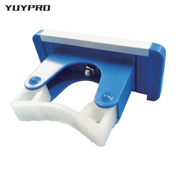 YUYPRO モップハンガー|特長:ほうきの柄をキャッチ部に押し込んで使います。 キャッチ部がシリコンゴム製で、風にも強く、取り外しも心地良さ抜群です。 傘や釣り竿を付けたりも出来るぐらい便利です。