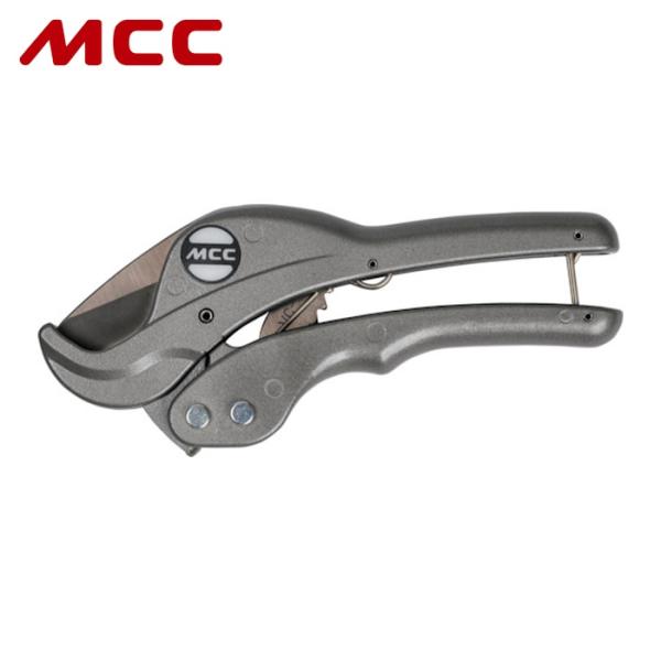 MCC 塩ビ管カッター|特長:刃に特殊コーティングを施し、切り終わりまで軽く滑らかな切れ味を実現、さらに切れ味超軽快になって登場しました。 独自のワンタッチオープン機構により、硬質ポリ塩ビ管、ポリエチレン管を楽々切断可能です。 ダイキャスト...