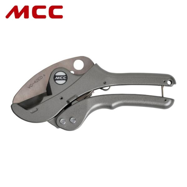 MCC 塩ビ管カッター|特長:刃に特殊コーティングを施し、切り終わりまで軽く滑らかな切れ味を実現、さらに切れ味超軽快になって登場しました。 独自のワンタッチオープン機構により、硬質ポリ塩ビ管、ポリエチレン管を楽々切断可能です。 ダイキャスト...