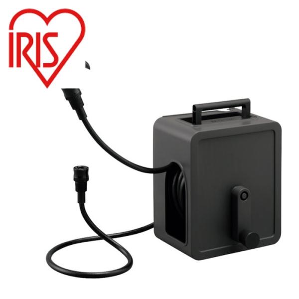 IRIS ホースリール|特長:雨風や直射日光からホースを守り、傷みにくくするフルカバーホースリールです。 アーチ状の巻き取り口がホースの片寄りを防ぐので、ホースの巻き取りが簡単です。 アクアガンと蛇口口金を付け替えることで、手持ちで使用する...