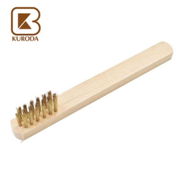 クロダブラシ 木柄ブラシ|特長:金属毛としては比較的柔らかい真鍮毛材で、あまり傷を付けたく無い金属の研磨・清掃作業に適しています。