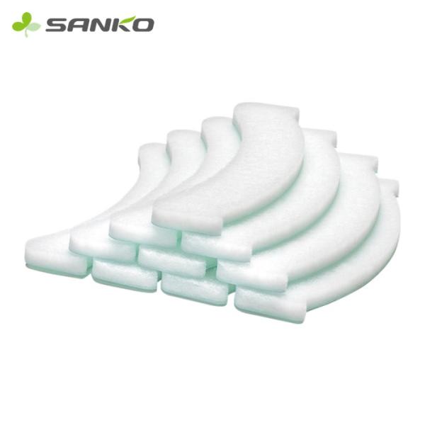 サンコー トイレ用品|特長:便器前方からのおしっこモレを防ぎ床面を汚しません。 面倒な便器掃除、床拭きの手間が減ります。 取り外しやすいようツマミを付けています。