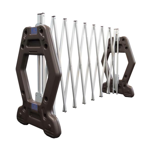 安全興業 バリケードフェンス|特長:伸縮式で置くだけで簡単に設置できます。 軽いので持ち運びも楽にできます。 単管バリケードタイプと比べて、単管パイプの運搬やセットが不要です。