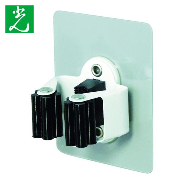 光 モップハンガー|特長:ガラス・金属塗装面など平らな面に簡単に取り付けできます。 ほうき・モップ・杖などの柄の部分を押し込むだけでしっかり固定し、キチンと整理できます。