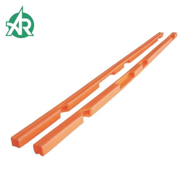 アラオ 工事看板保護クッション|特長:看板にしっかり喰いつく「スクエア形状」で、装着は簡単で外れにくいです。 装着は簡単で外れにくいです。 反射テープが貼り付けられるガイドレール付です。