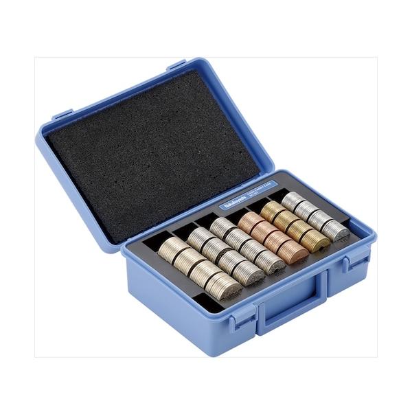 特長●硬貨や紙幣の整理に便利なキャッシュキャリーケースです。●フタ裏：全面クッションでコインのガタつきを軽減。上段トレー：6種類の硬貨を50枚ずつ収納可能。10枚ごとに仕切ってあるため、収納金額が一目でわかります。下段スペース：紙幣や切手、...