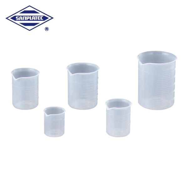 サンプラ ビーカー|特長:内部の側面・底部には一切の突起物が無く、マグネチックスターラー使用の撹拌に適しています。 目盛は各サイズともフルスケール部は回線入です。 どの位置からでも見やすく確認できます。