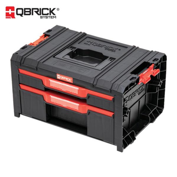 QBRICK システムボックス|特長:両サイドのバックルにより“QBRICK PRO”シリーズの全商品と連結可能です。 外寸間口450mmとコンパクトサイズで保管運搬しやすいです。 ボディはポリアミド樹脂製で耐久性が高いです。