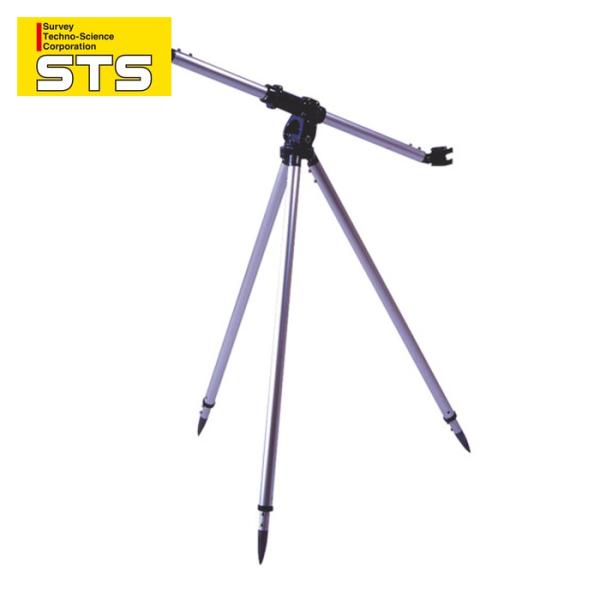 STS オートレベル用オプション|特長:プリズムのポールを立てるためのスタンドです。 ピンポール(φ8~10)、プリズムポール(φ28~30)のクリップ付です。 クリップに挟んだポールの気泡を合わせたあと、ポールを360度回転できます。