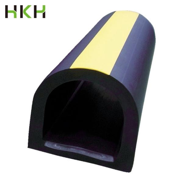 ハッコウ クッション(半円型)|特長:D型中空形状の車止めです。 繰り返し圧縮しても形状を保持し、破損しません。 樹脂製により軽量。