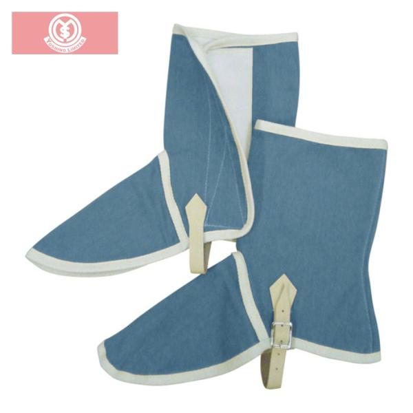 吉野 耐熱足カバー|特長:500°Cで炭化する高耐熱繊維を使用しており、溶融や収縮を起こしません。 耐熱性・強度・難燃性に優れたメタ系アラミド製裏地付です。 洗濯や摩耗による難燃性能の劣化もほとんどありません。