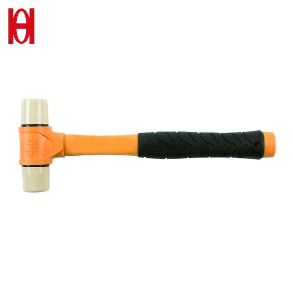 OH プラスチックハンマー|特長:従来の打撃力・打感はそのままに、使いやすさと安全性をプラスしました。 ワークや置き場所をキズつけないヘッドカバー付です。 軽くて強いポリプロピレン柄です。