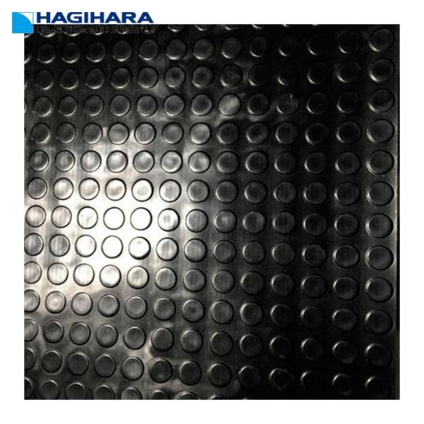 ・軽トラックの荷台部分に敷くゴム製のマットです。・フラット面、イボ付きの面があり、用途に合わせて使い分けできます。・荷物のスベリ防止効果を施しています。・耐候性、弾力性、耐油性、耐久性に優れています。・軽トラックの荷台カバー、荷台への傷防止...