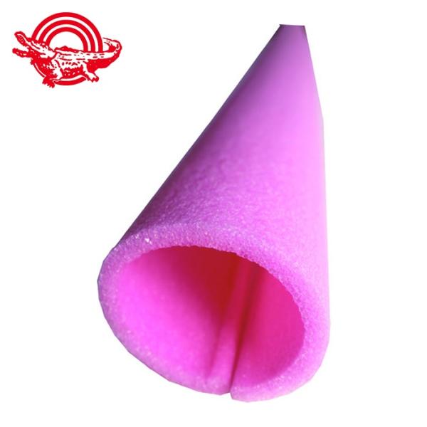 ワニ印 クッション(巻き型)|特長:様々な場所を養生できる養生カバーです。 塩ビ製のものに比べて傷がつきにくく、軽くて耐衝撃性に優れています。 丸型のためどのような対象物にもフィットしやすい形状です。