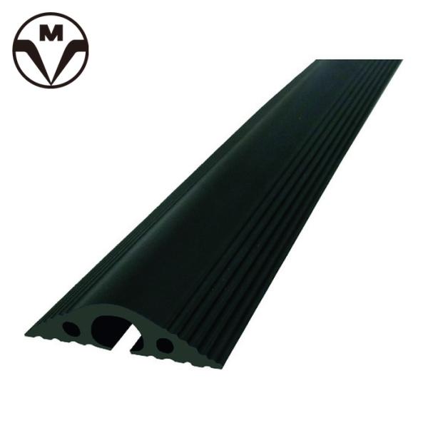 マサル ケーブルカバー(床用)|特長:屋外・屋内を選ばず設置可能な耐侯性素材を使用しています。 上両側・下面に凹凸が入ったすべりにくい構造で安全です。 下面に幅広スリット入りで入線が容易です。