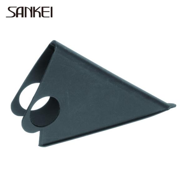 SANKEI 電線管固定具|特長:一体成型のシンプル構造のケーブル挿入工具です。