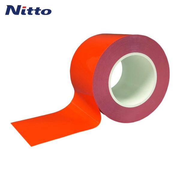 ニトムズ ラインテープ|特長:耐久性に優れ、環境に優しく、作業性も抜群のラインテープです。 はくり紙が無く、長巻なので長い距離でも貼りやすく作業効率が上がります。 耐油性に優れています。