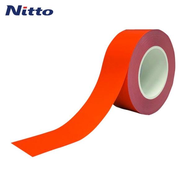 ニトムズ ラインテープ|特長:耐久性に優れ、環境に優しく、作業性も抜群のラインテープです。 はくり紙が無く、長巻なので長い距離でも貼りやすく作業効率が上がります。 耐油性に優れています。