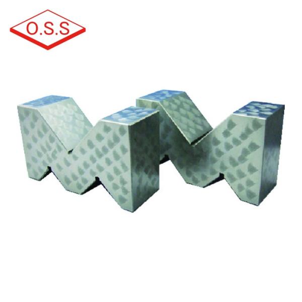 OSS Vブロック|特長:V溝は90度に仕上されており、円筒の精密検査、丸棒のケガキなどに使用します。 一体加工となっております。 精度は機械仕上とA級仕上(各面の平行度、±直角度、底面とV溝の平行度)です。