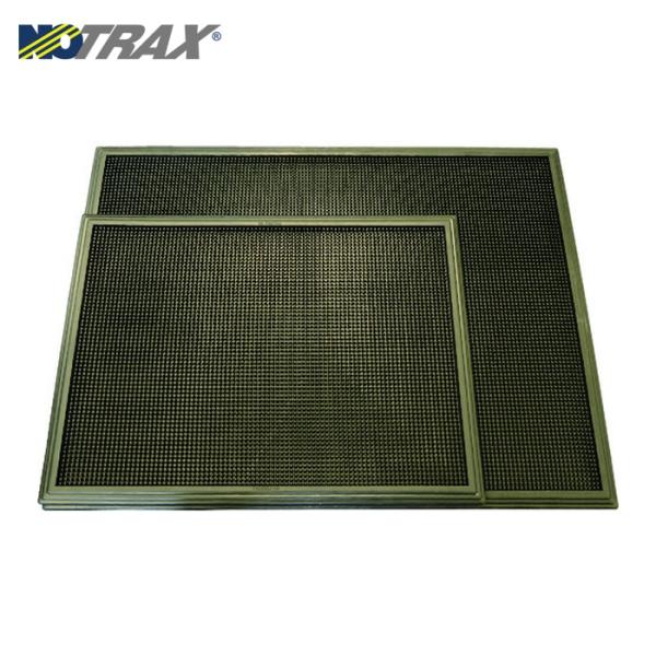 NOTRAX 除菌・消毒マット|特長:マット表面が微細且つ柔軟なフィンガーに覆われており、摩擦運動により靴底の汚れを除去します。 周囲の縁部分がフィンガー部よりも高くなっており、消毒液を貯めておく事が出来ます。 人の体重で靴がフィンガー部に...