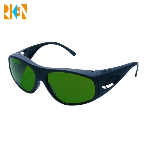 リケン 遮光メガネ(ガス溶接作業用)|特長:周辺光が入りにくいアイカップ型めがねです。 通気性に優れたベンチレーションシステムを採用しています。 金属部品不使用のため、あらゆる作業環境で安全にお使いいただけます。