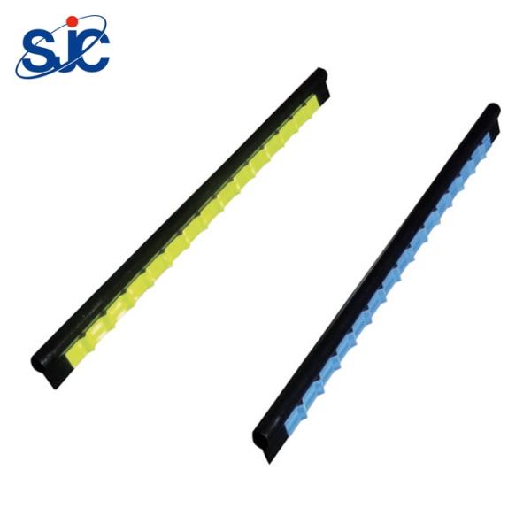 積水 反射シート|特長:チェーンやロープに被せて使用することで視認性を高めます。 任意の長さに切断可能です。