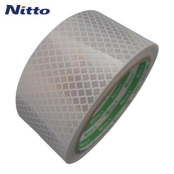 日東エルマテ 反射テープ|特長:柔軟性が高い為、曲面や角面に適しています。 プリズムレンズタイプの再帰性反射材を利用しています。 従来の反射テープよりも10倍以上の優れた再帰反射性能を発揮します。