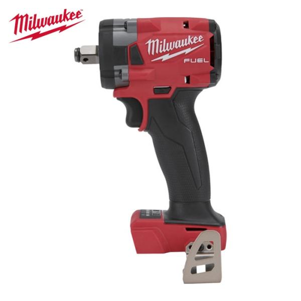 milwaukee 充電インパクトレンチ|特長:正転逆転最大トルク339Nmのパワーに小型で軽量の設計を組み合わせました。 狭く入り組んだ場所での作業効率を向上させます。