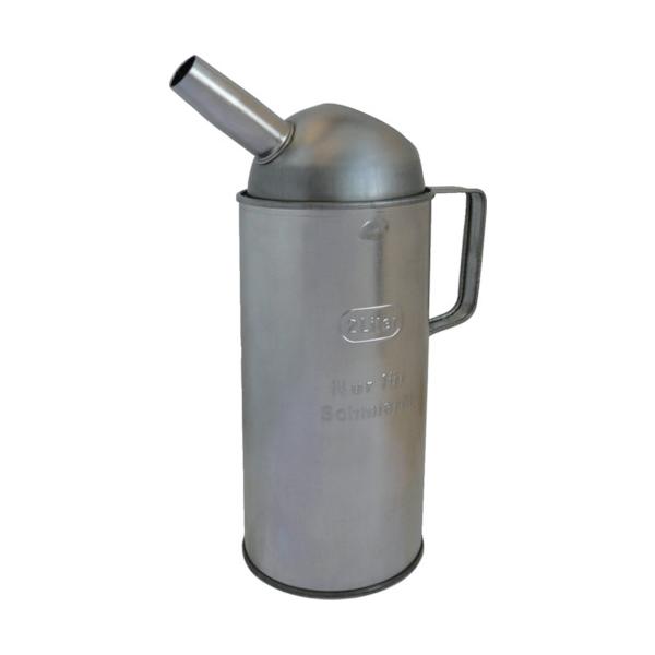 mato オイルジョッキ|特長:ノズル先端がテーパー形状になっており注油しやすいです。 ジョッキ頭部が滑らかな曲線なので、注油時に油があふれ出にくいです。 本体の外部と内部に容量が分かる印が付いています。