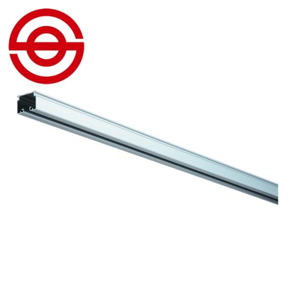 岡田 カーテンレール|特長:アルミ製で高度な表面処理加工で、強度、耐食、耐摩耗性に優れています。 加工性にも優れています。 工場・倉庫・事務所等室内の間仕切りカーテンに最適です。