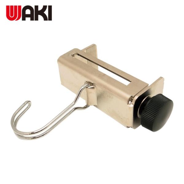 WAKI フック|特長:暮らしの金具、はさんでとめるネジ式フックで、かもい、木枠、木製の机の棚に簡単に取り付けられます。 はさんで止めるため、取り付け材を傷つけず、安心です。 ほとんどのかもいに取り付けられる、厚み5cmタイプです。