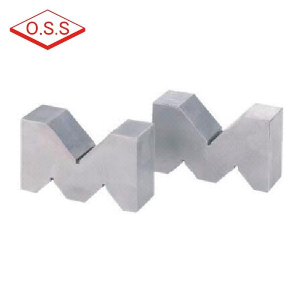 特長●V溝は90°に仕上されており円筒の簡易検査、丸棒のケガキなどに使用します。●2個1組、一体加工となっております。●精度は機械仕上とA級仕上(各面の平行度、±直角度、底面とV溝の平行度)です。●100mm以上のA級仕上は研磨仕上後、キサ...